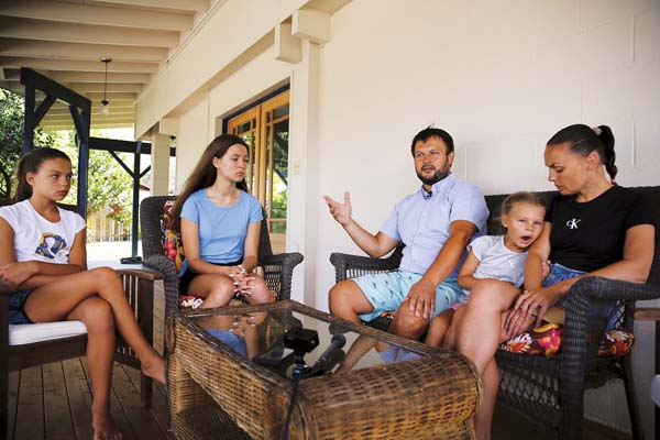 Ukrainian family stranded in Hawaii while on vacation get help from ...